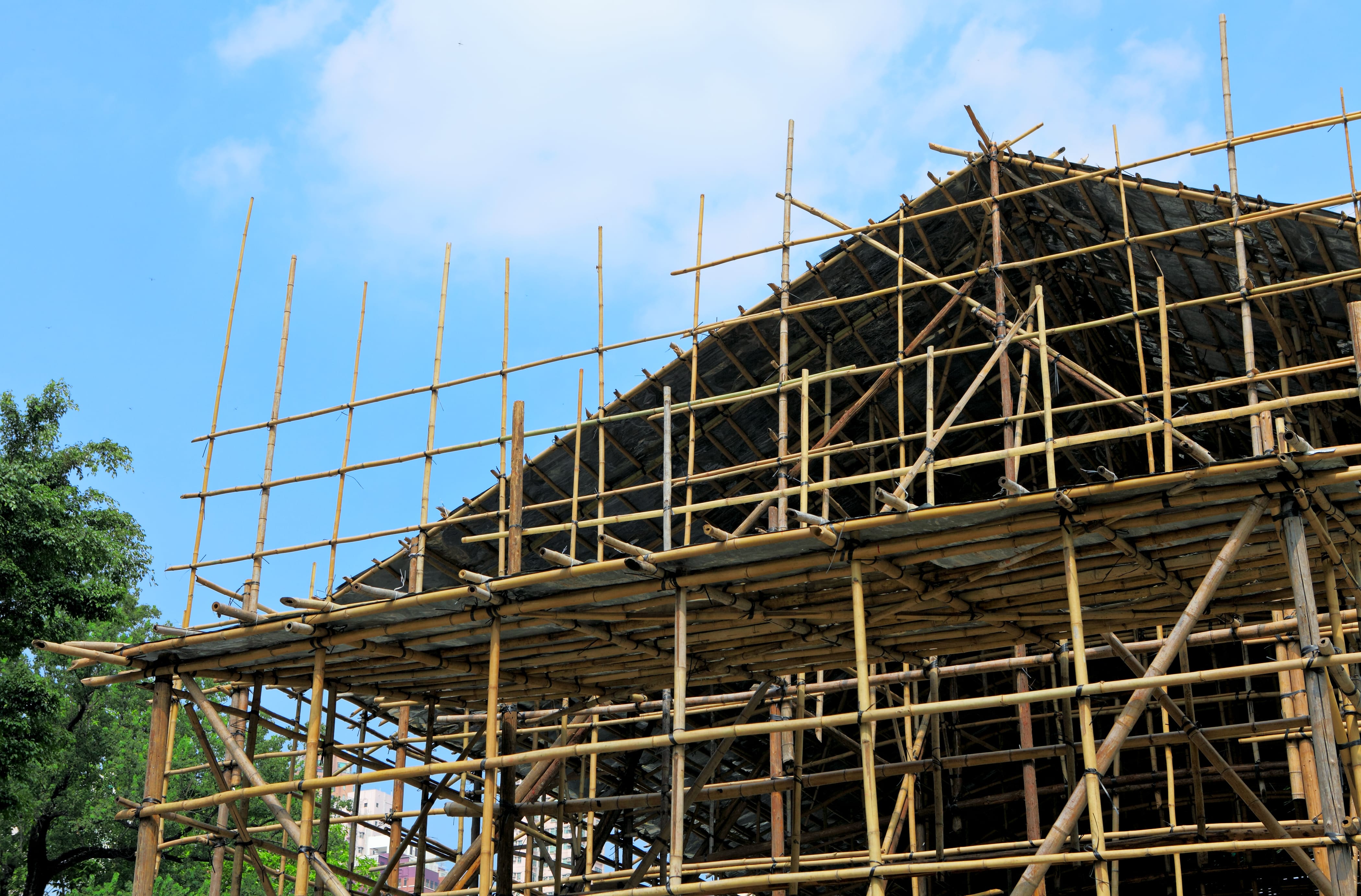 Is It Legal To Work on a Roof Without Scaffolding?